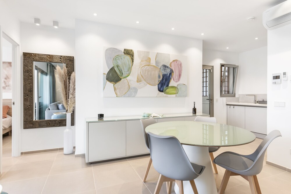 Luxury apartment: air conditioning, swimming pools, heating, gym, fibre ...