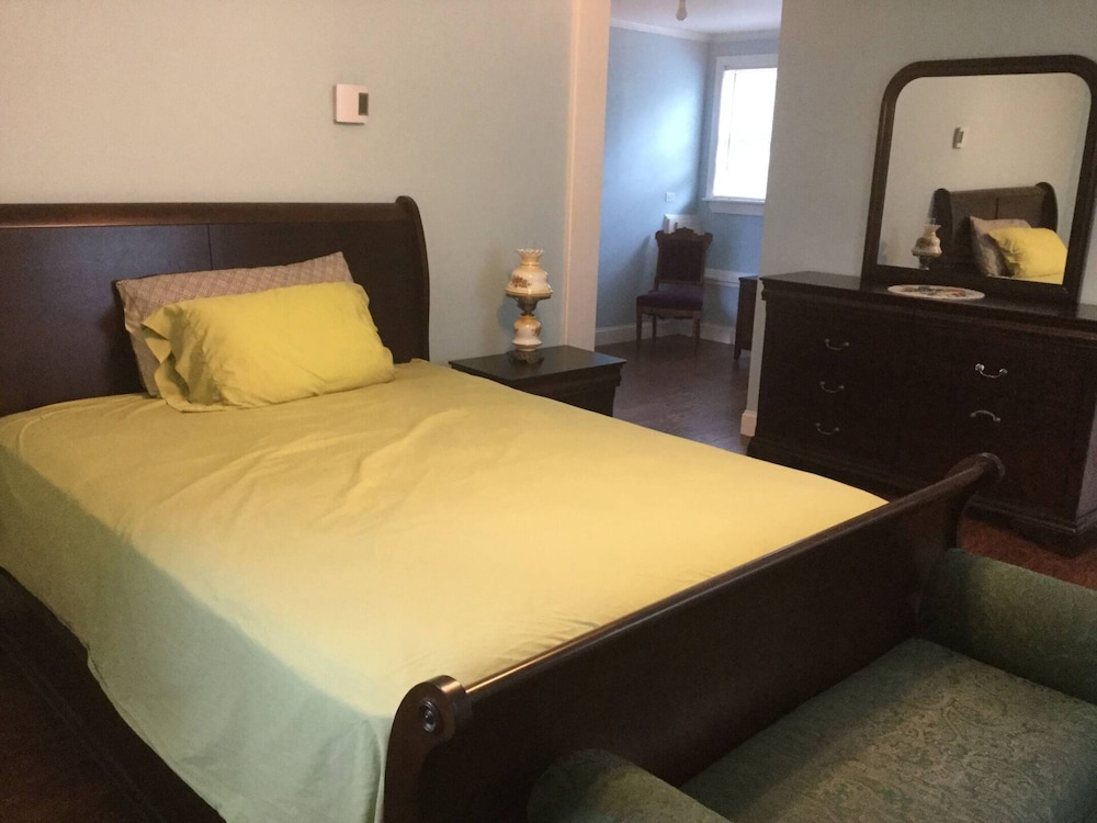 Allagash Summer House, Walk to Kelly Beach - Narragansett | Vrbo