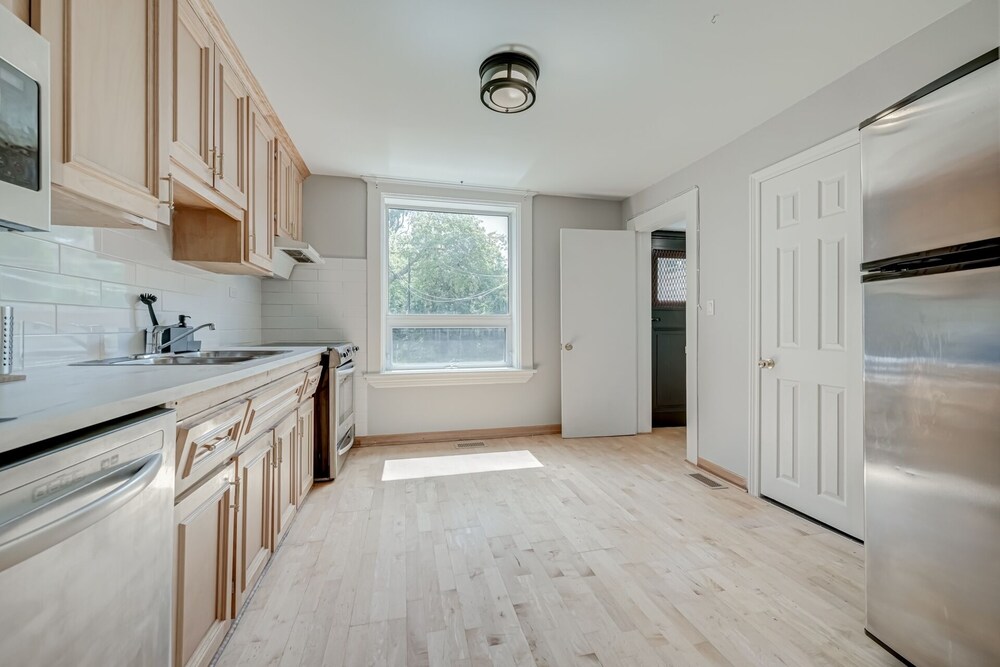 Trendy 2B, Minutes from DowntownToronto,by the Lake. Ideal for Long ...