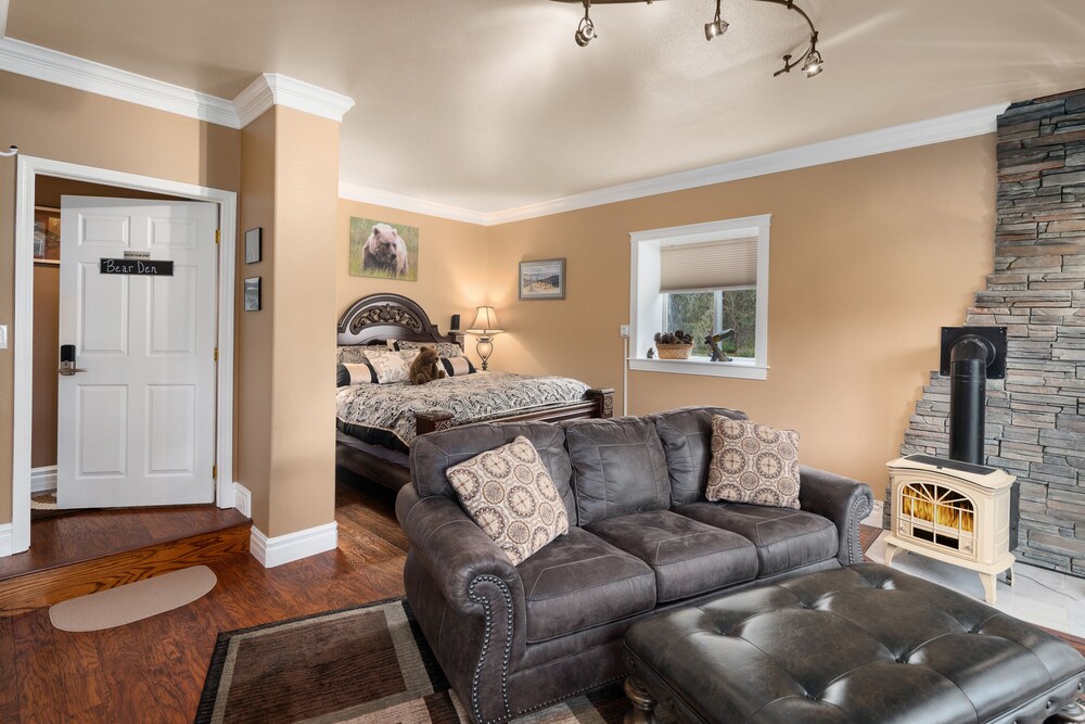 Lake Roosevelt Suites - The Bear Den - Evans | Vrbo