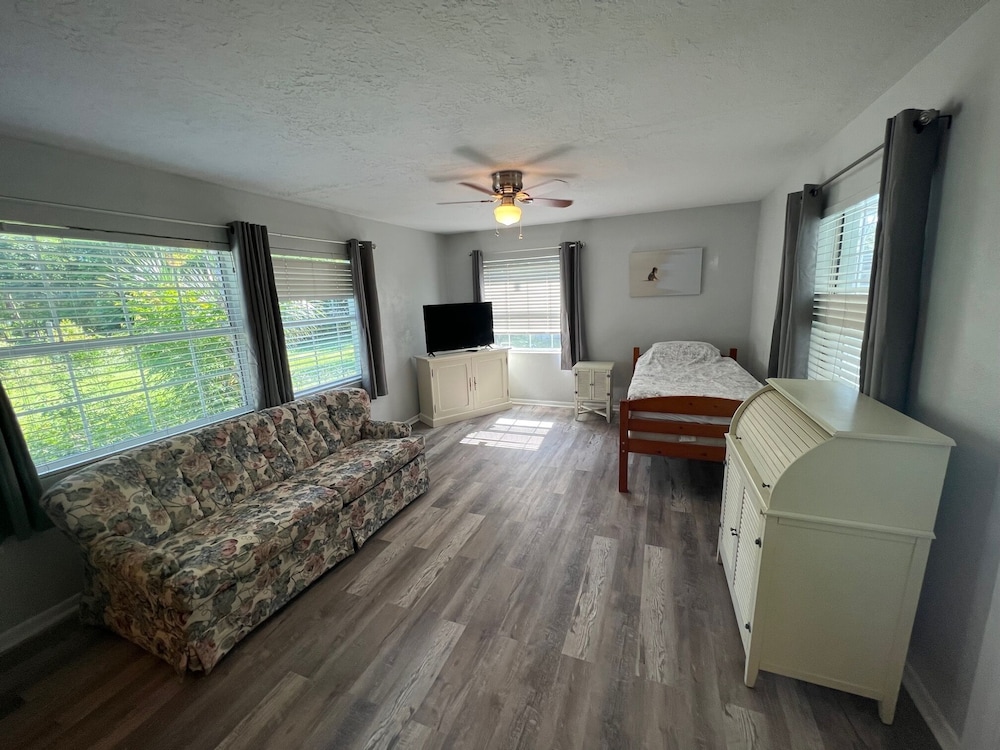 Freshly Renovated Pool Home - Close to Crystal River - Beverly Hills | Vrbo