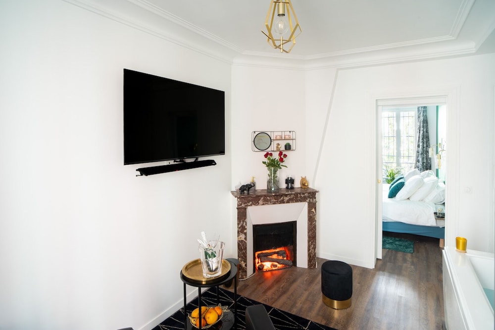 Suite L'éclipse Paris, Logement Avec Jacuzzi à 10 Minutes - Levallois ...