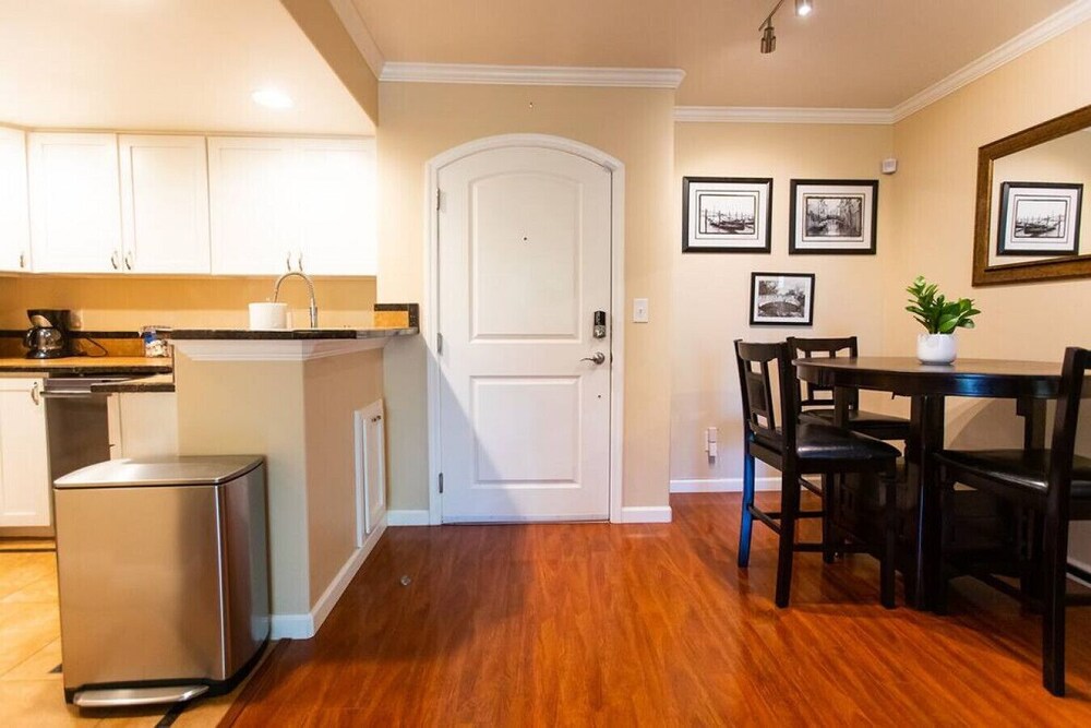 Stylish & Comfy ~ 5★ Location, Office, ♛Queen Bed - Ridgecrest | Vrbo