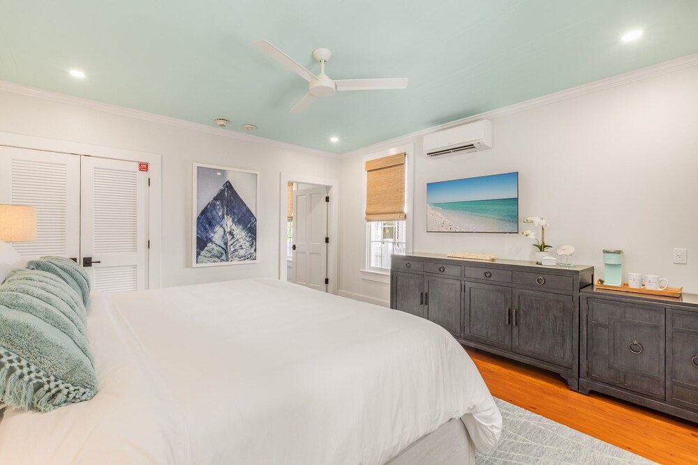 JULIE ~ Adult Only, 1st Floor King Bedroom w/ Shared Pool, Scarlet ...