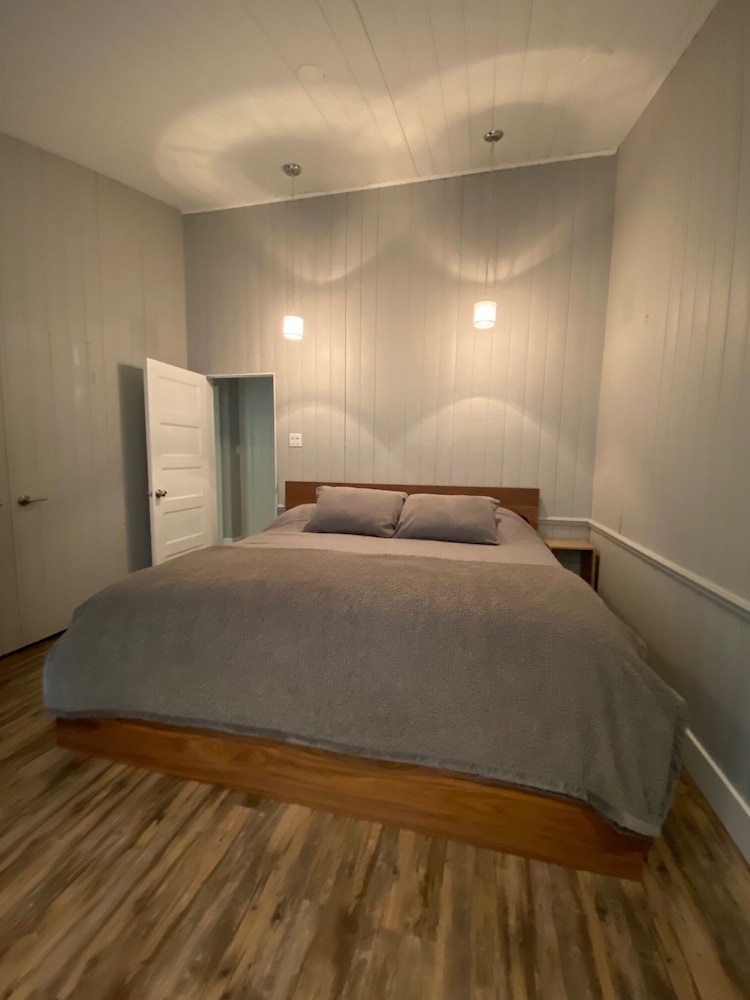 Updated Cottage in Southcott Pines, Grand Bend. Steps to Sun Beach ...