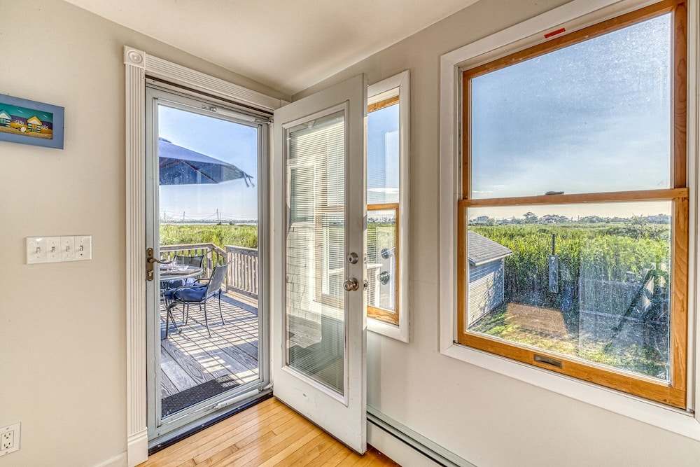 One bedroom house with the stunning views of the Narrow Bay - Mastic ...