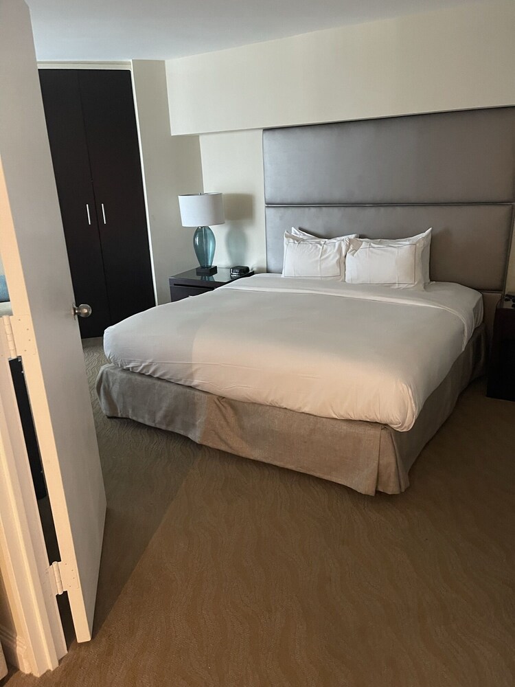 Big hotel suite on the intercostal and minutes away from FLL Beach ...