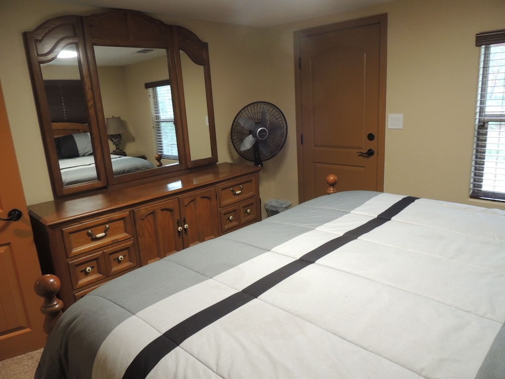 A Vintage Retreat within earshot of Rio Ruidoso -10 min walk to Midtown ...
