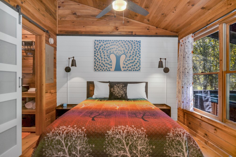 Private Modern Creekside Cottage Offering A Peaceful & Relaxing Getaway ...