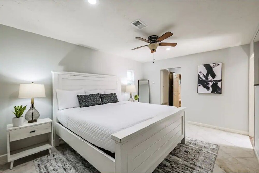 Beautiful Downtown Home Hidden Gem - Houston | Vrbo