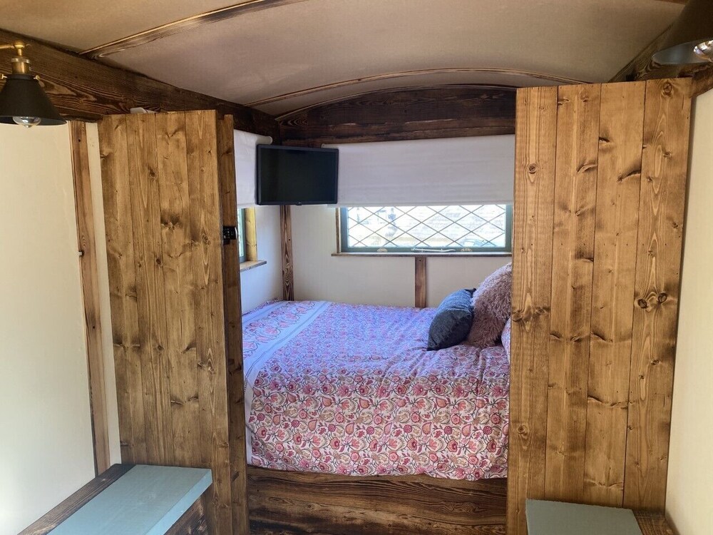 Modern Shepherd's Hut at St Anne's - Plymouth | Vrbo