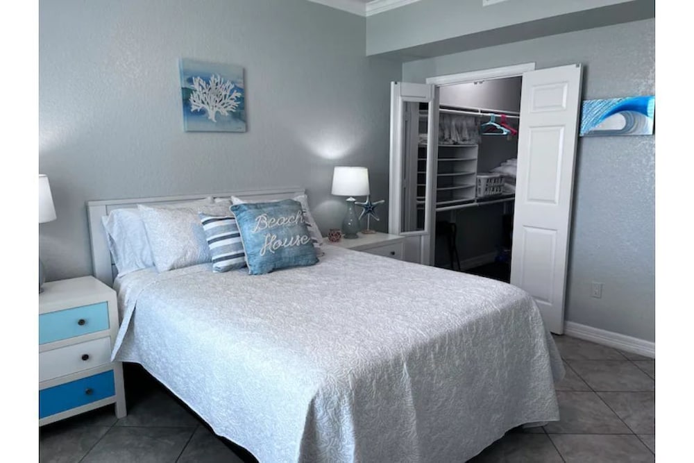Beach Condo on the Ocean, 1br, Sleeps 4 - The Dawn! - Galveston | Vrbo