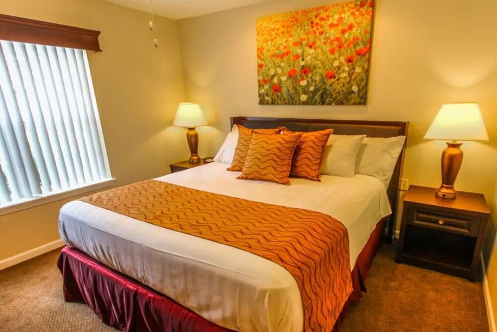 SIMPLY AWESOME! 2 JACUZZIS, 2 KITCHENS, Sleeps 12 - Branson | Vrbo