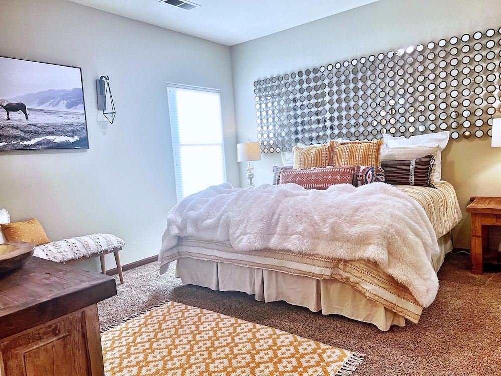 Truly STUNNING~ Minutes to ABQ!VIEWS/Fireplace/Fire-Pit/ Outdoor Mecca ...