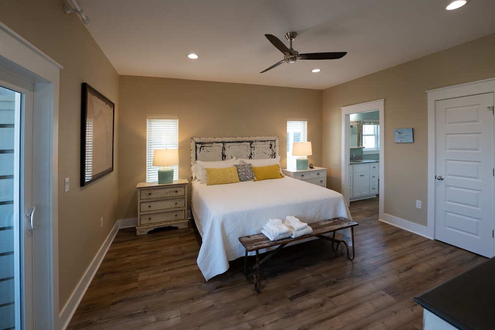 Good Fortune-Gulf-Front, Super Cool Pool, Great for Multiple Families ...