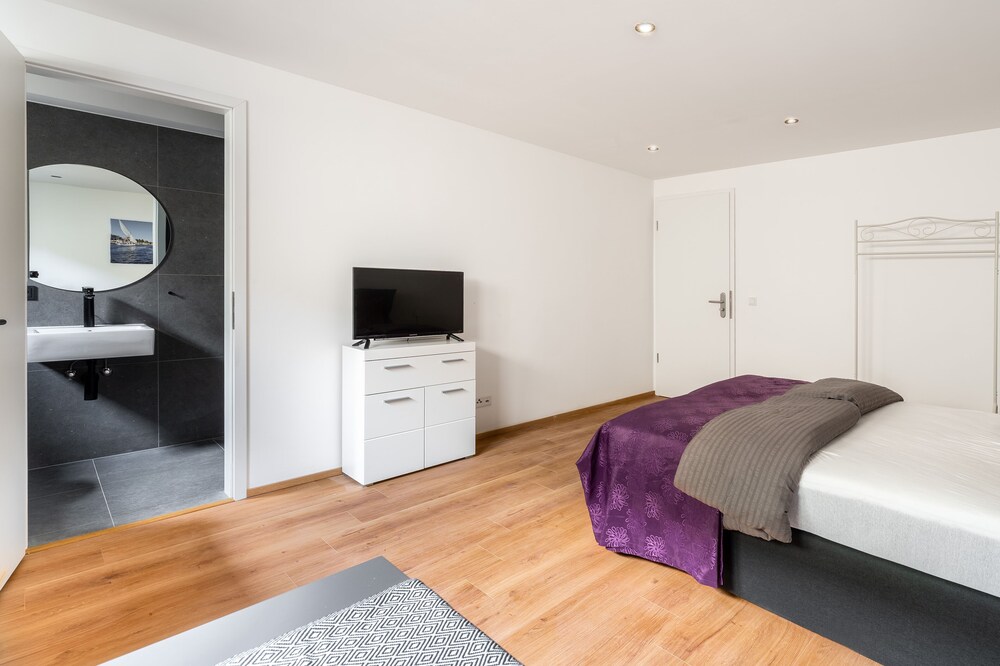 Basement studio with king-size waterbed - good connection to the city ...