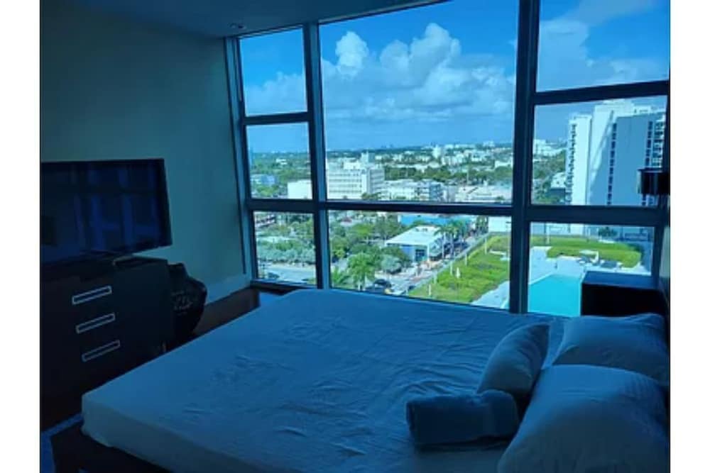 fantastic 1 Bedroom Unit in the Carillon Central Tower - Miami Beach | Vrbo