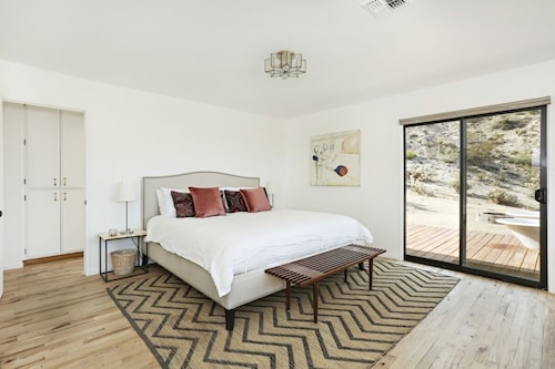 La Luna Cabin | Rustic Modern High Desert Getaway - Yucca Valley, CA