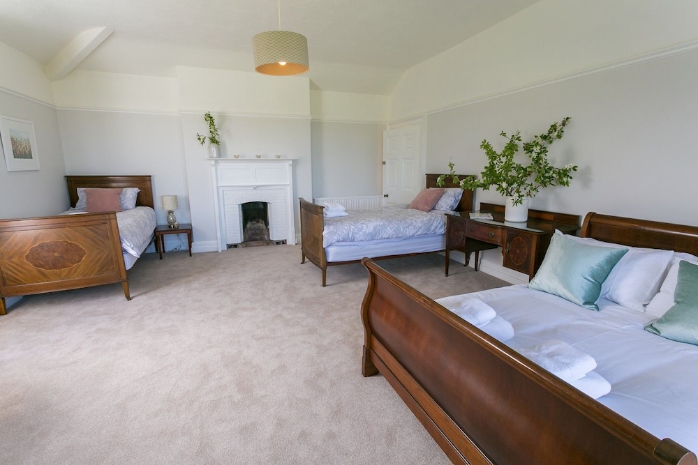 Plas Cichle - a Manor house that sleeps 12 guests in 5 bedrooms ...