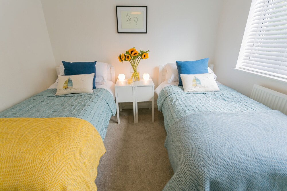 Sea Bell - a coastal that sleeps 6 guests in 3 bedrooms - Trearddur Bay ...