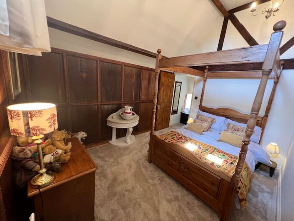 Braunston Manor Cottage: 4-poster beds & ensuites - Braunston | Vrbo
