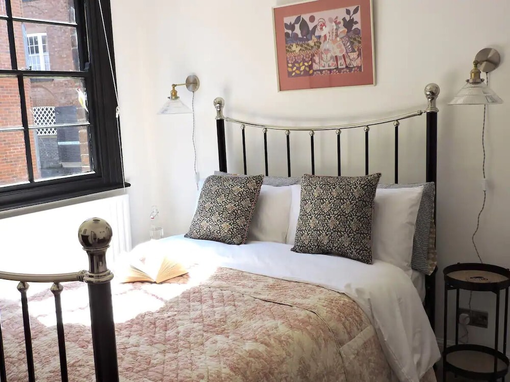 Menagerie House|Luxury City Cottage|Walk Score 98|8min from Shambles ...