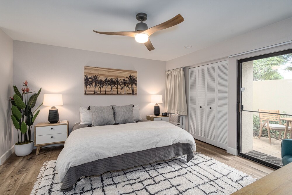 Luxurious Spacious Retreat w/ Ocean Views, King Bed, Pools & Steps to ...