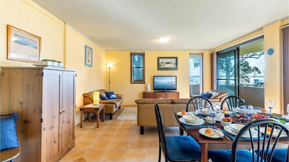 Columbia, 1/12 Columbia Close - large unit with fantastic water views ...