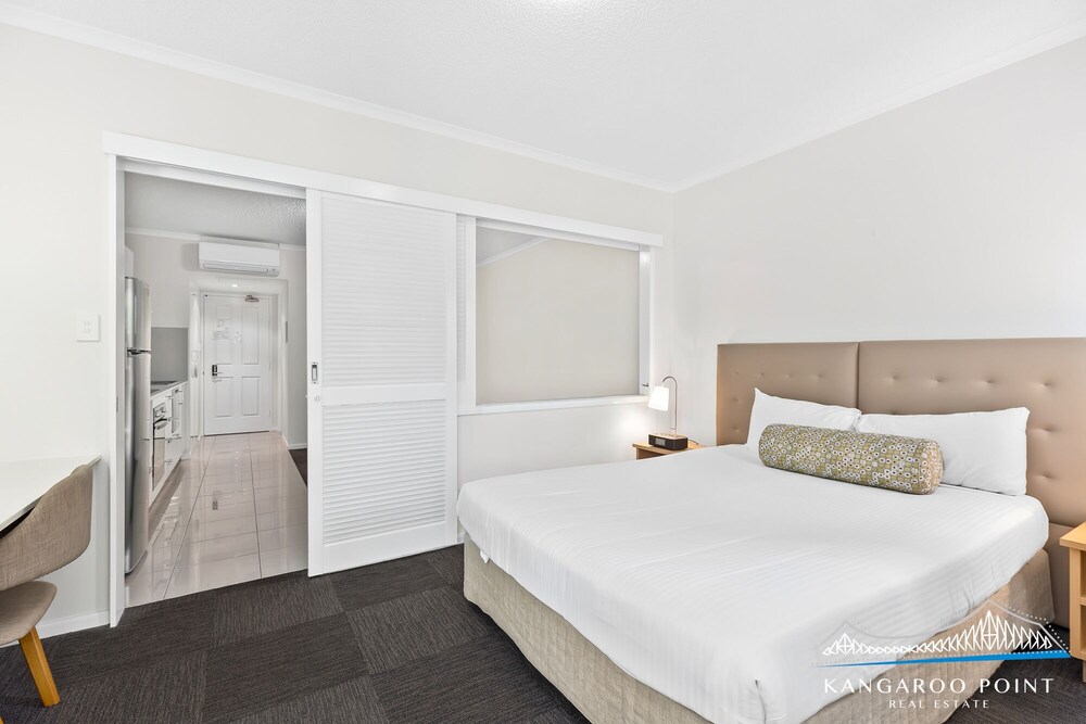One Bedroom in the Heart of Kangaroo Point with Pool & Parking ...