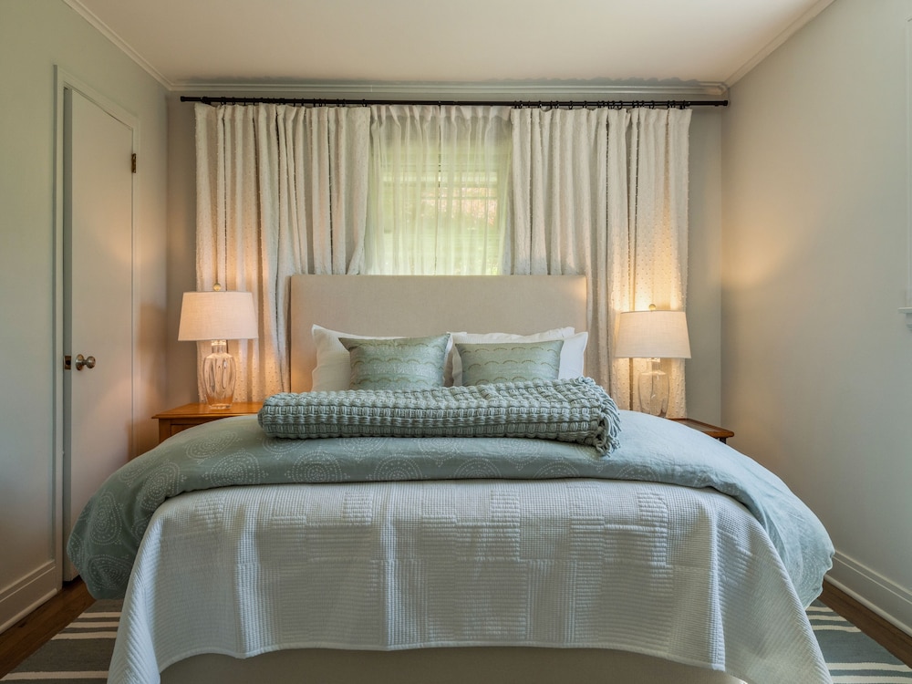 Two Bedroom Cottage Close To Town - Sharon | Vrbo