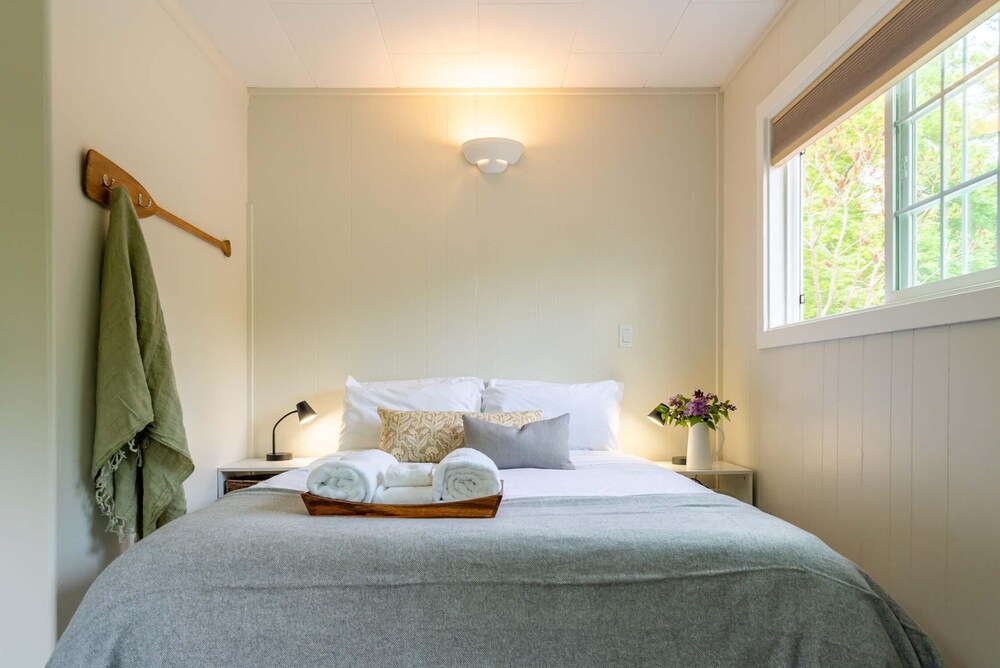 Cozy Single Room at Christina Lake- Kitchenette, Queen Bed, Close to ...
