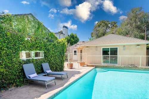 Pool Home Walking Distance From Famous Ventura Blvd - Los Angeles, CA