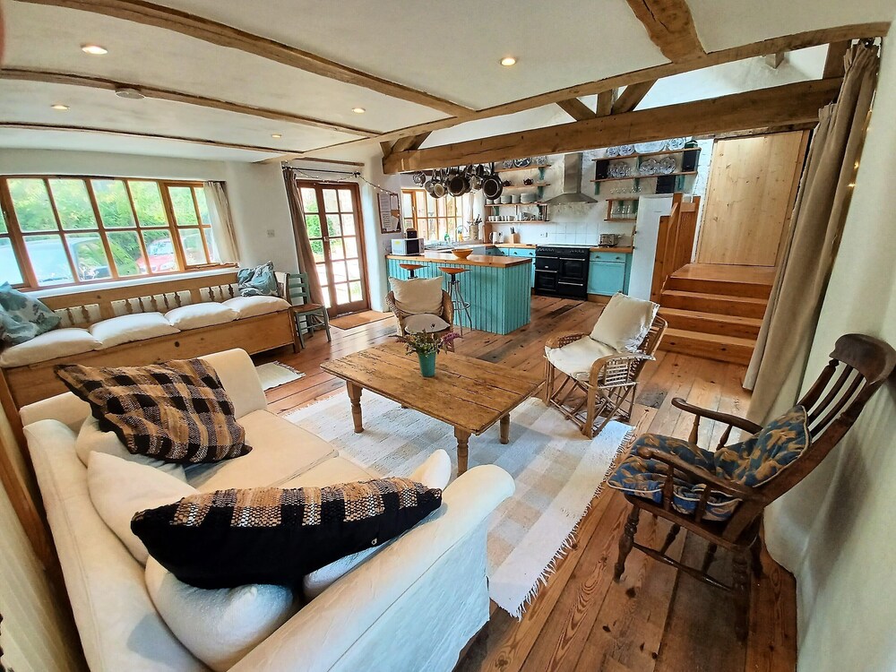 Barn annex, 10 mins walk to the beach, swimming pool, great views and ...