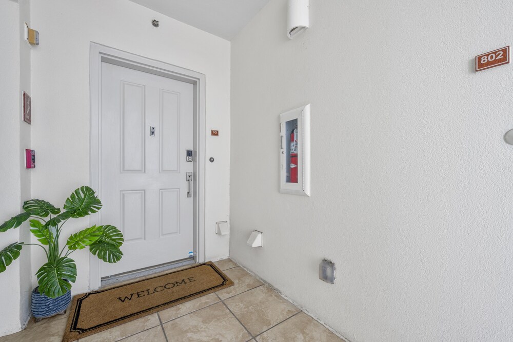A luxurious and beautiful beachfront condo with a fabulous view ...