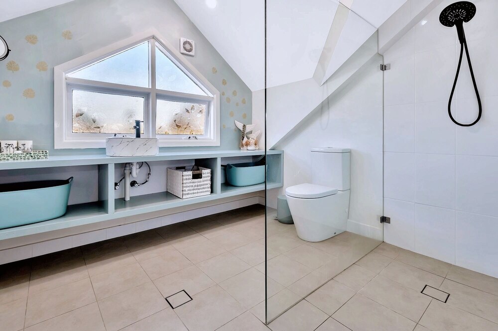 Lakes Breeze: A Picturesque Waterfront Lake House with Lots of Fun ...