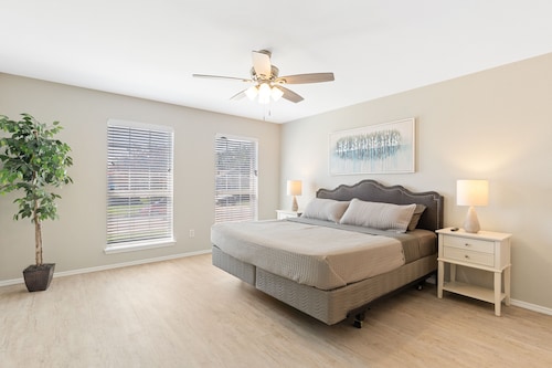 Charming & Spacious 4 Bedroom Home! - Rowlett, TX