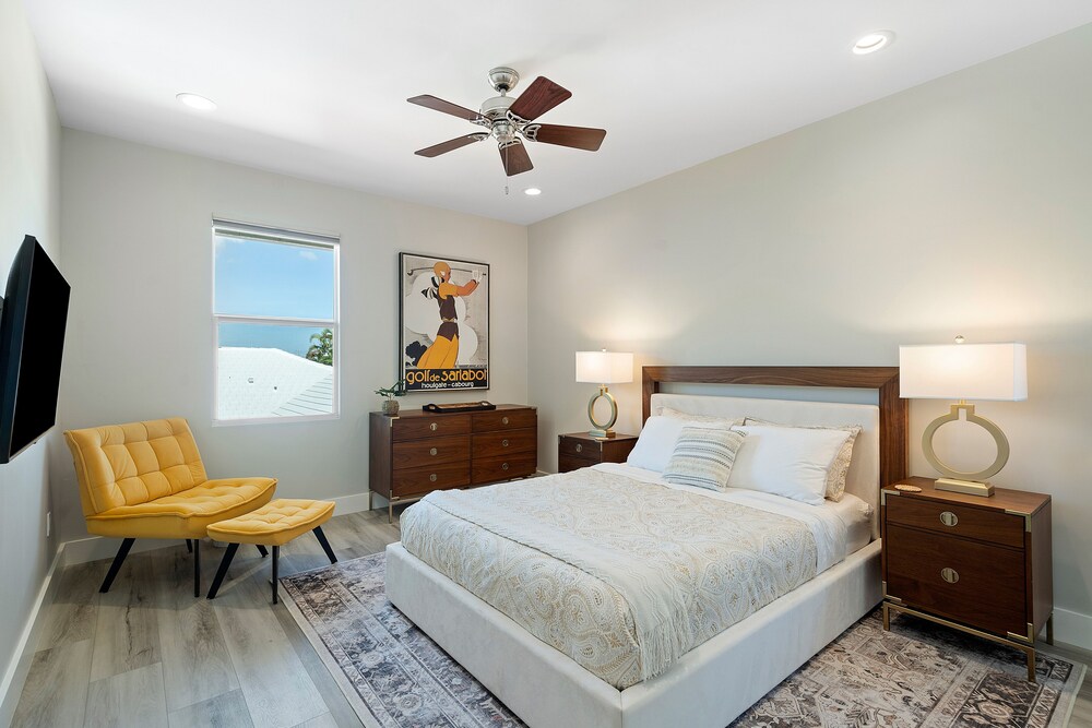 Luxury Home - Jacuzzi! Mini-Golf! Ping-Pong! Pets! 2 Desks! Yoga! Beach ...