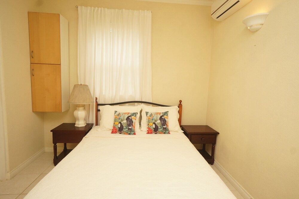 Springcourt - 1 BR condo near beaches W/POOL - Christ Church | FeWo-direkt