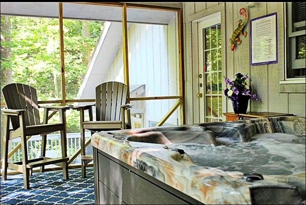 Quiet Resort Cabin, Screened HotTub, Fast WiFi, 3 Resort Pools, 24 Hour ...