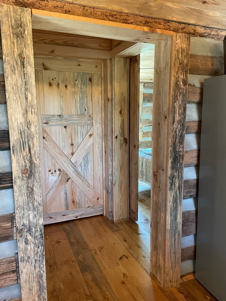 The Midnight Moon Cabin, Horses, Goats, Cows, Hot tub, relax, then do ...