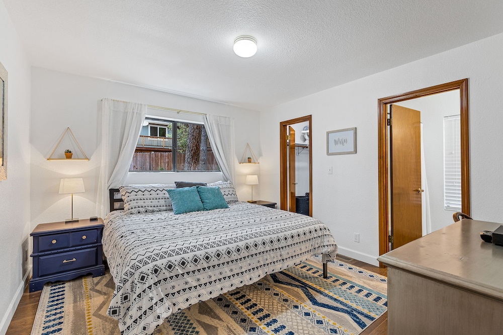Mountain Escape Near NAU and Downtown - Hot Tub, Game Room, AC, Garage ...