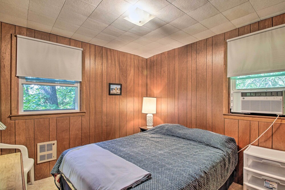 'The Den' Raymond Home w/ 200 Feet of Sandy Beach! - Raymond | Vrbo