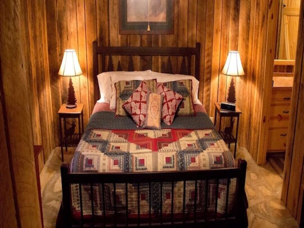 Hot Tub, Patio, and Fire Pit - Cooper's Ozark Cabin - Ozone | Vrbo