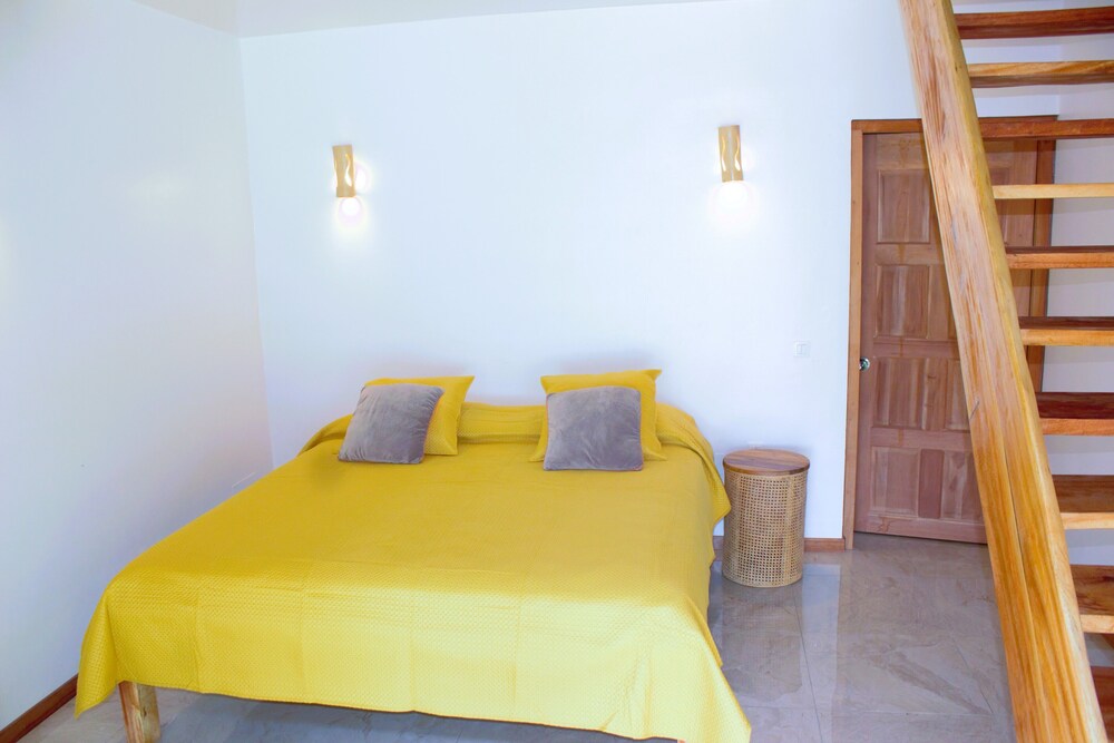 *PRIVATE BEACH, waterfront bungalow-A/C - 4 pers - Tumaraa | Vrbo