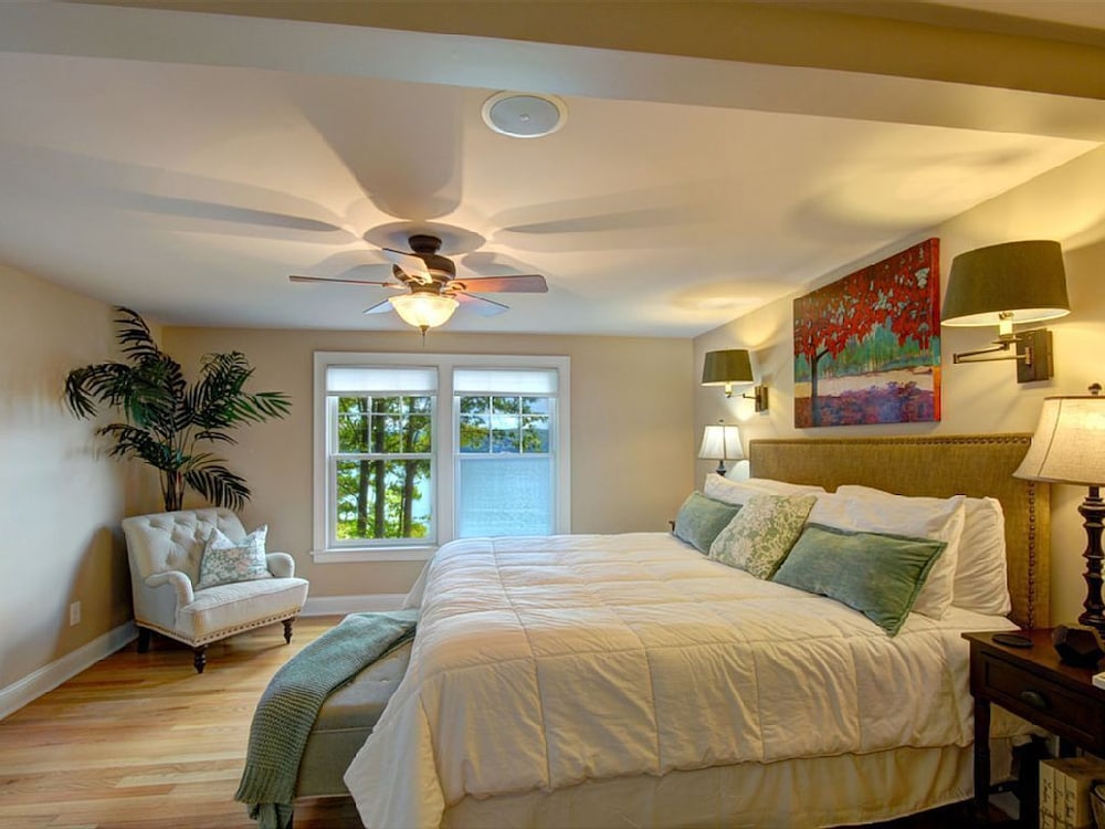 Gorgeous lakefront home on the East side of Skaneateles lake - Town of ...