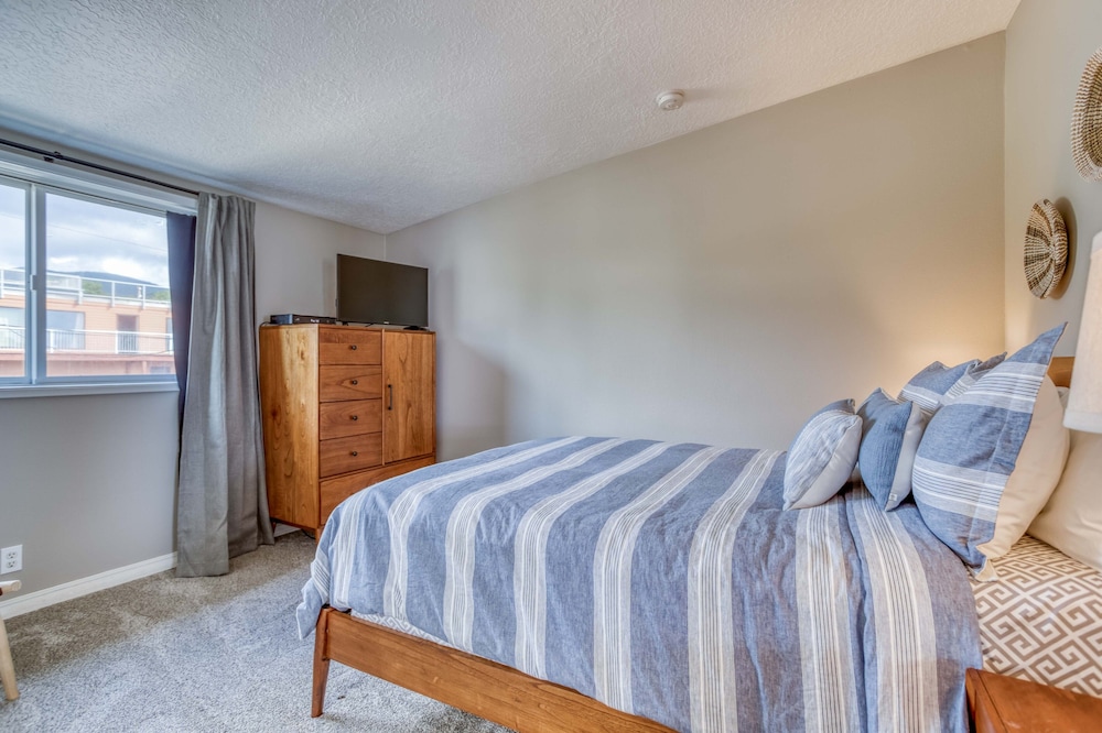 Spacious Rockaway Beach Oceanfront with King Suite, Panoramic Views ...