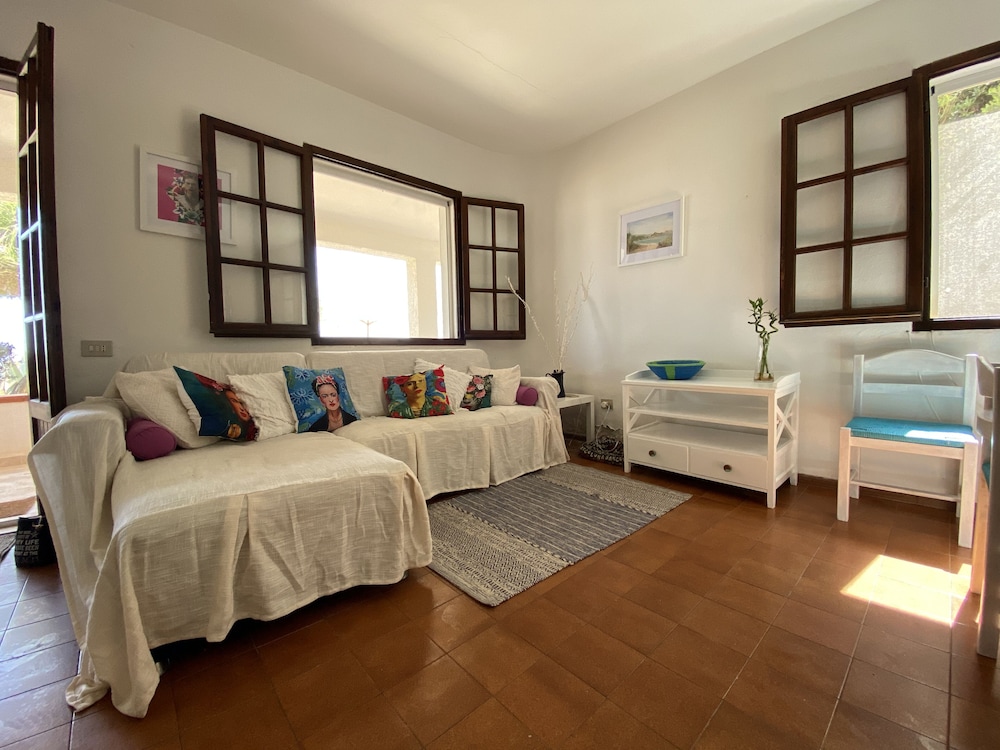 Spacious Beachfront Villa - Porto Columbu - Perd’e Sali | FeWo-direkt