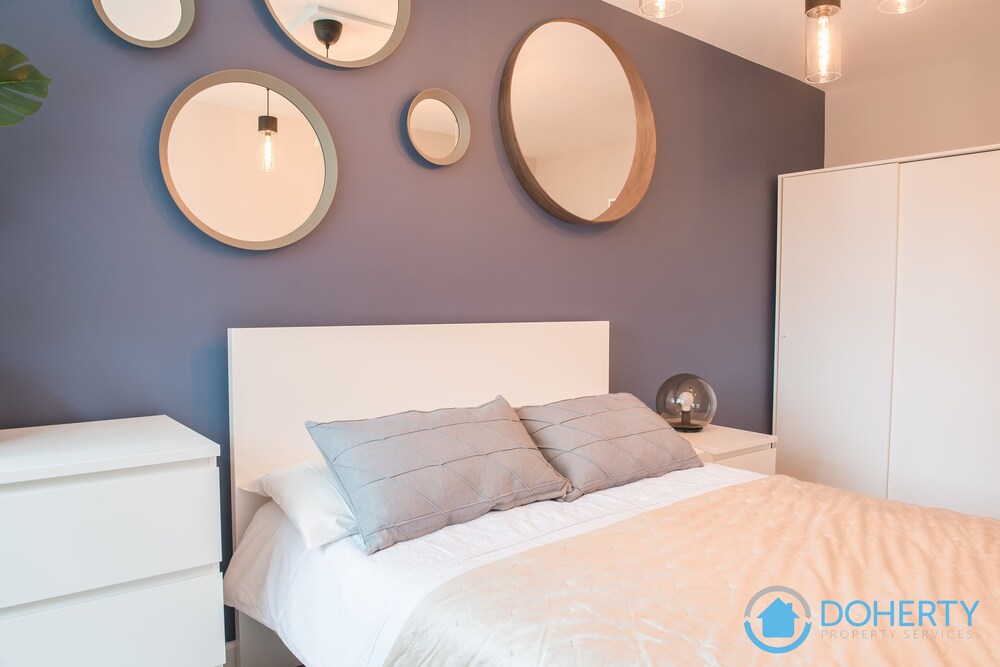 MID-LONG TERM: Serviced Contemporary 2 Bedroom Apartment - London | Vrbo