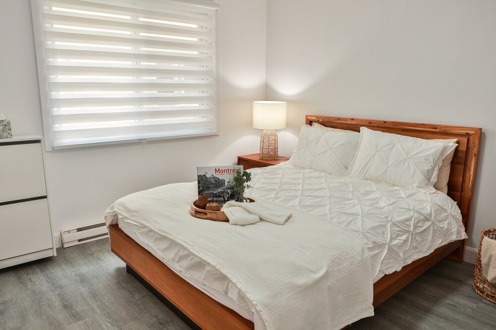 Bright apartment with balcony at Claudia's - Montreal | Vrbo