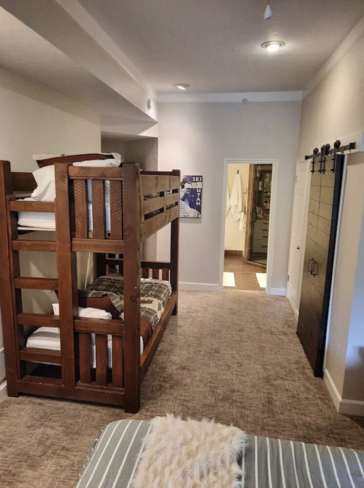 Luxury ski condo: 150 Yds to Lifts 100 Yds to SKi School @ Deer Valley ...